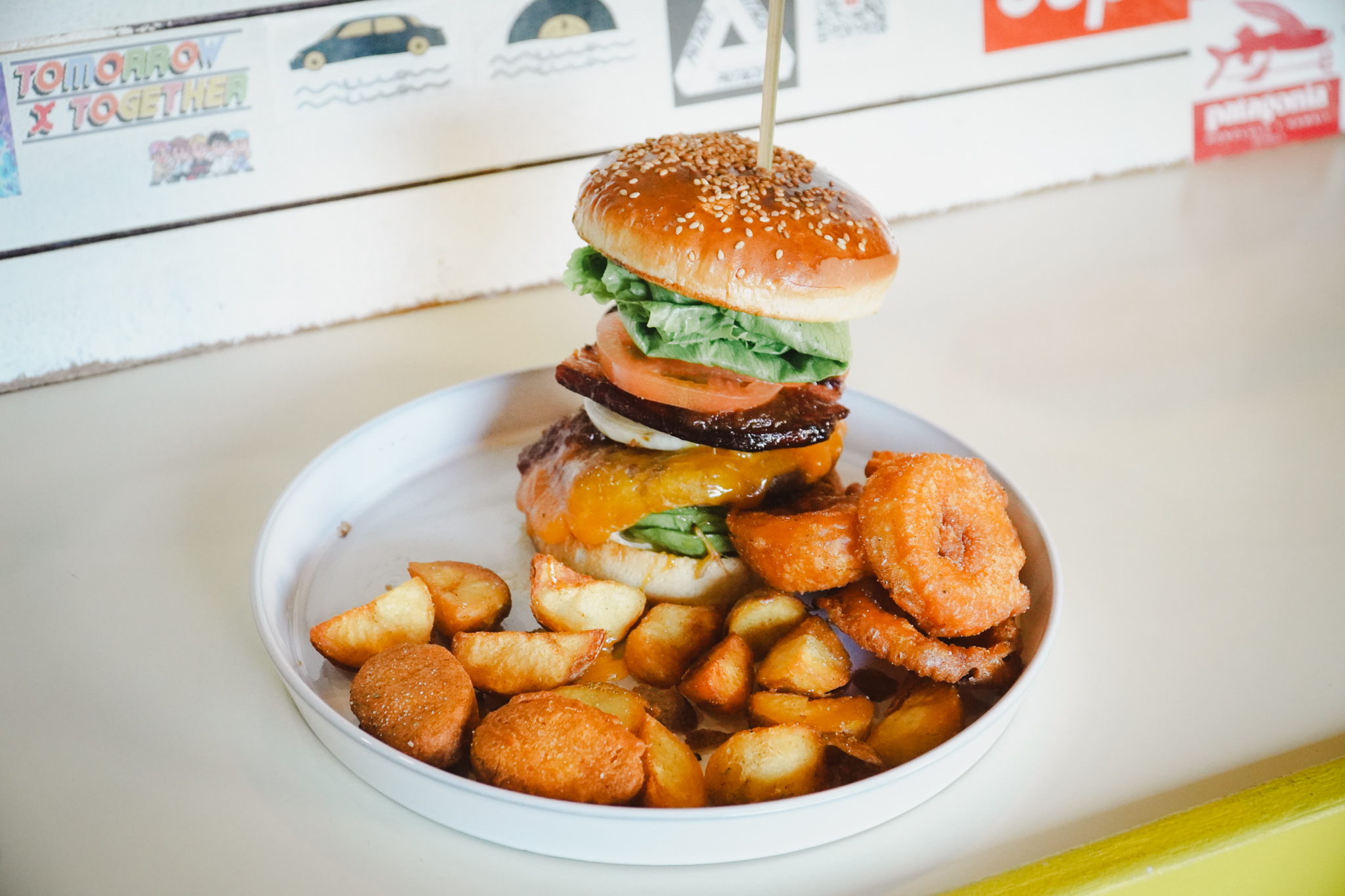 カジュアルに、気ままに、自家製本格派ハンバーガー〈Overcook Burger Bar〉 | 菊名池古民家放送局